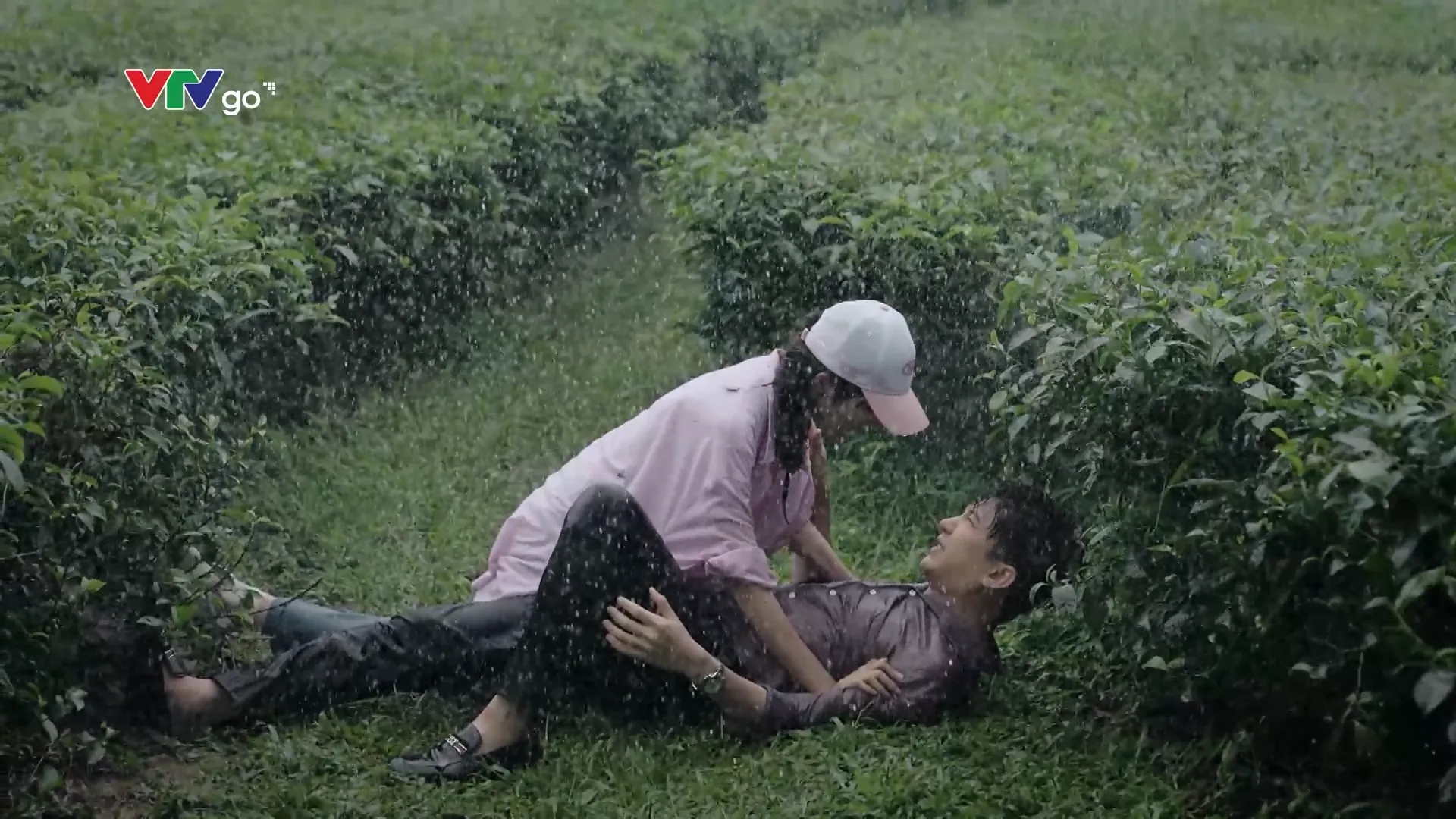 Cảnh mưa lãng mạn của Xuân và Phong | VTV Kết nối | VTV1 và VTVgo | VTVgo